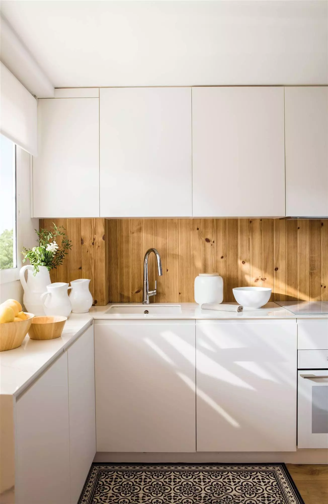 00542217 Cuisine blanche avec appuis en bois et façades lisses