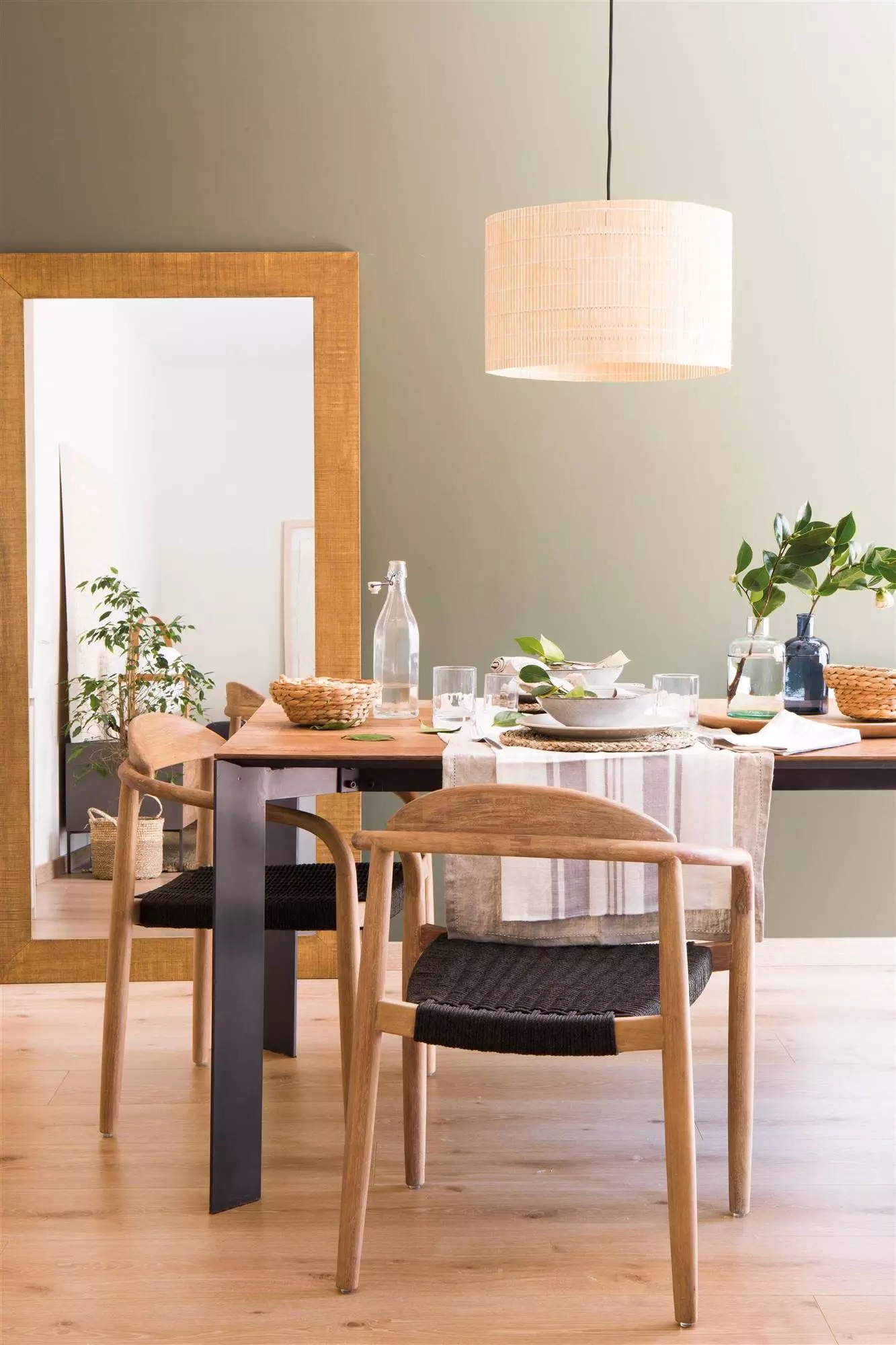 dining room-with-green-walls-and-wooden-table-00503828