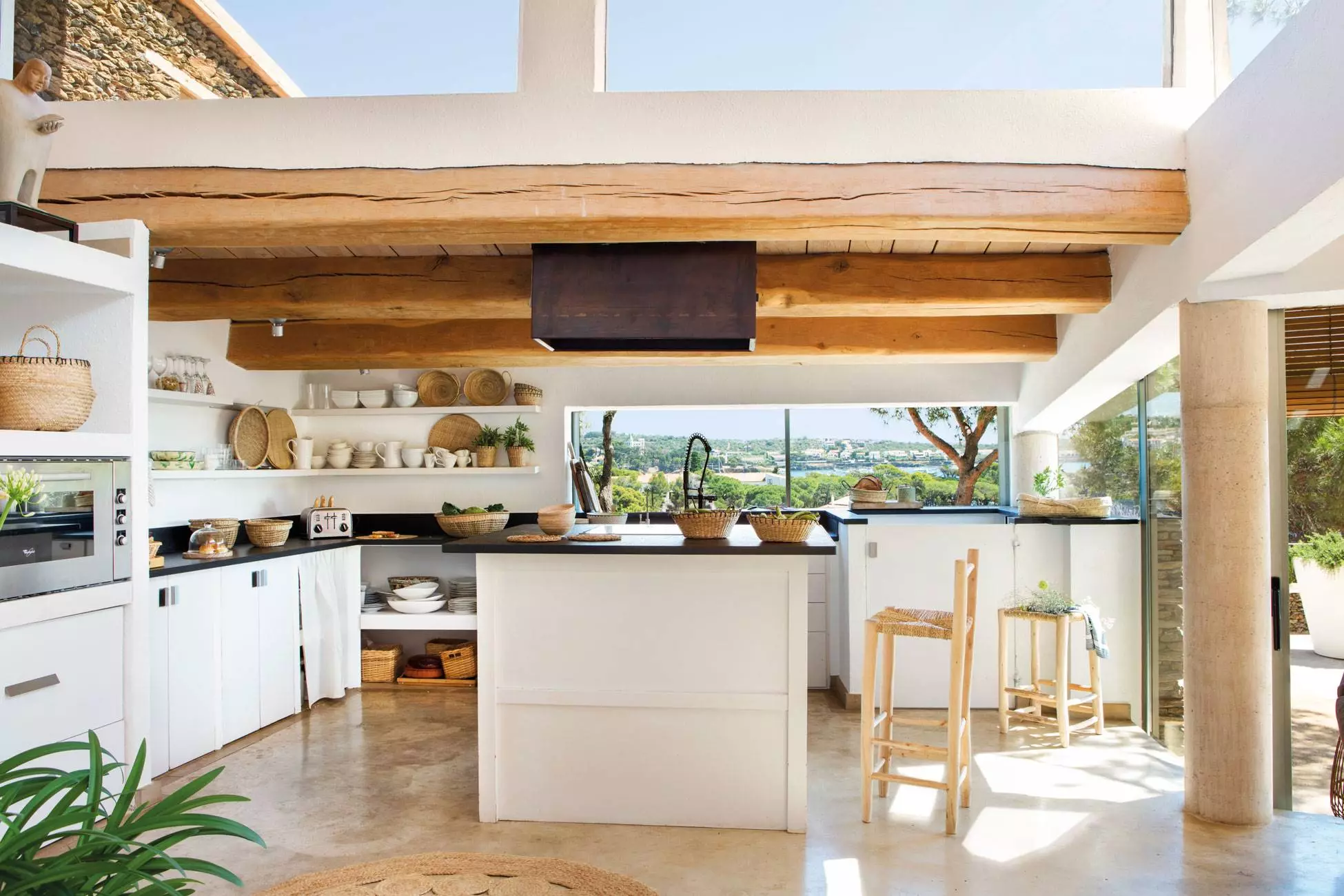 kitchen-with-wooden-beams-and-microcement-floor-in-black-and-white 486933