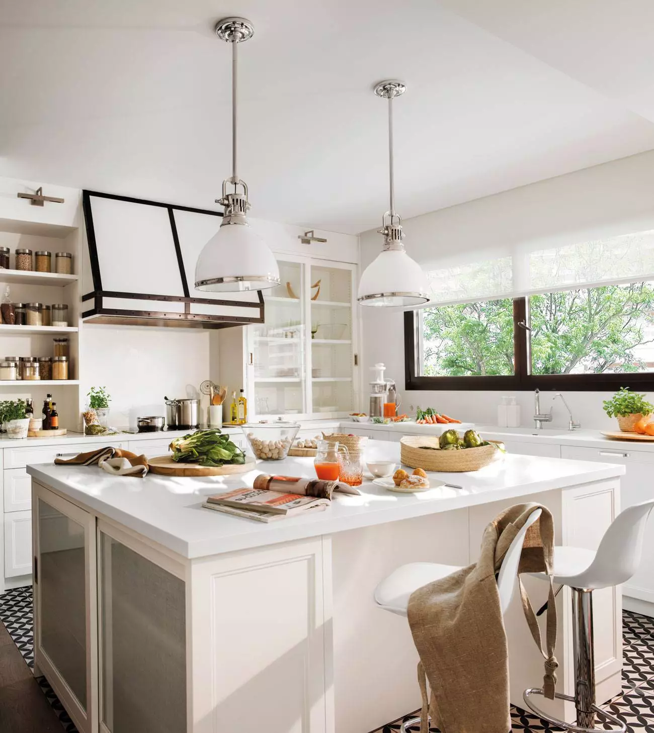 classic-renovated-kitchen-in-white-and-brushstrokes-of-black 503643