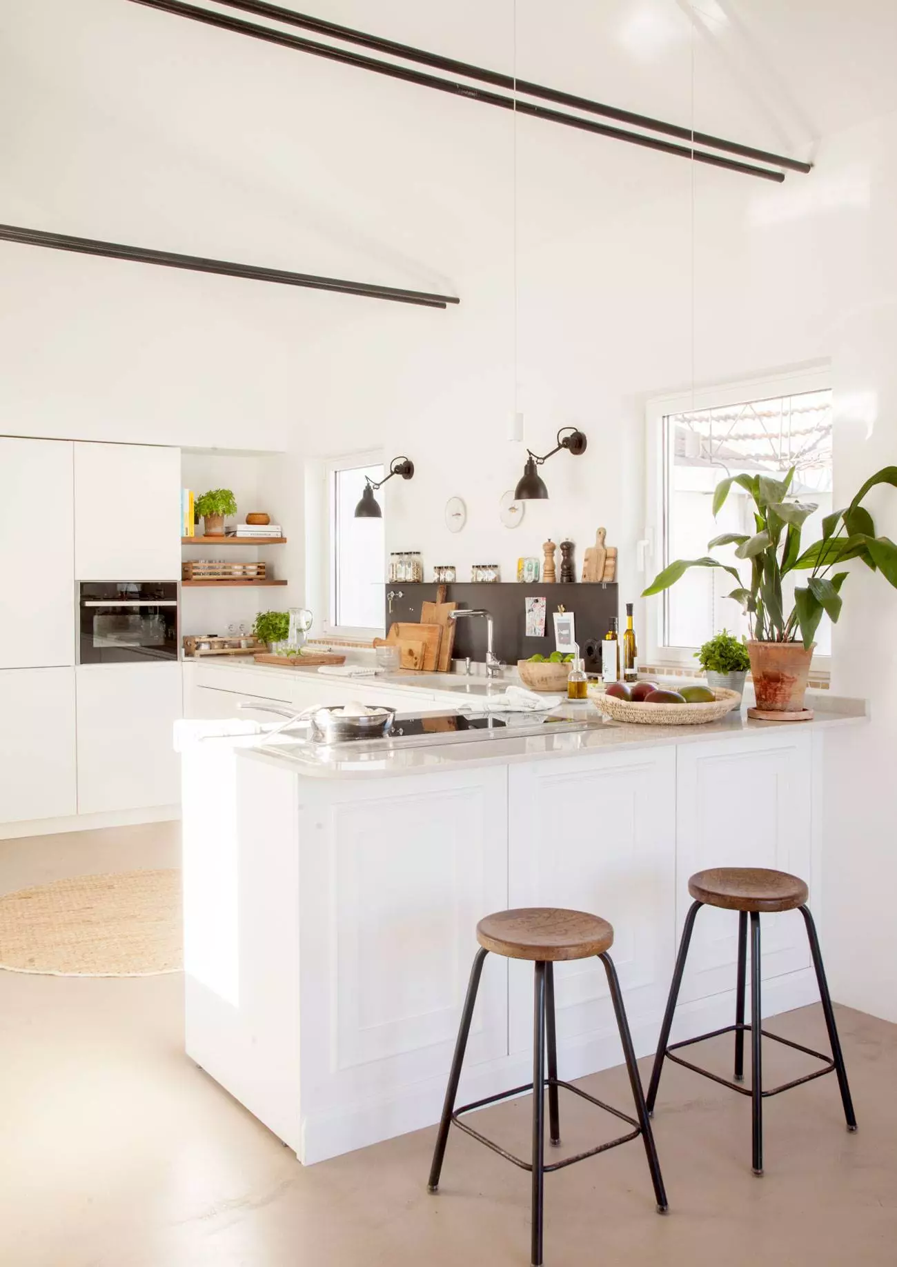 kitchen-in-white-and-stools-wood-and-iron 500685 O