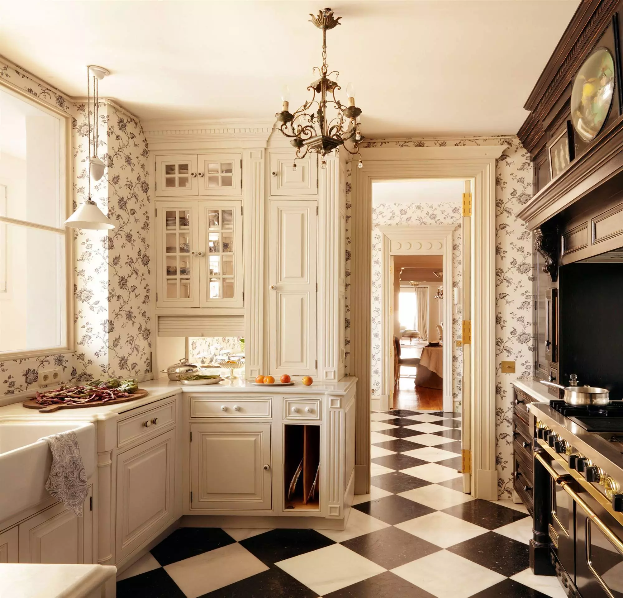 classic-kitchen-nrog-dub-thiab-dawb-checkerboard-pem teb 00351699. Chav ua noj nrog huab cua aristocratic