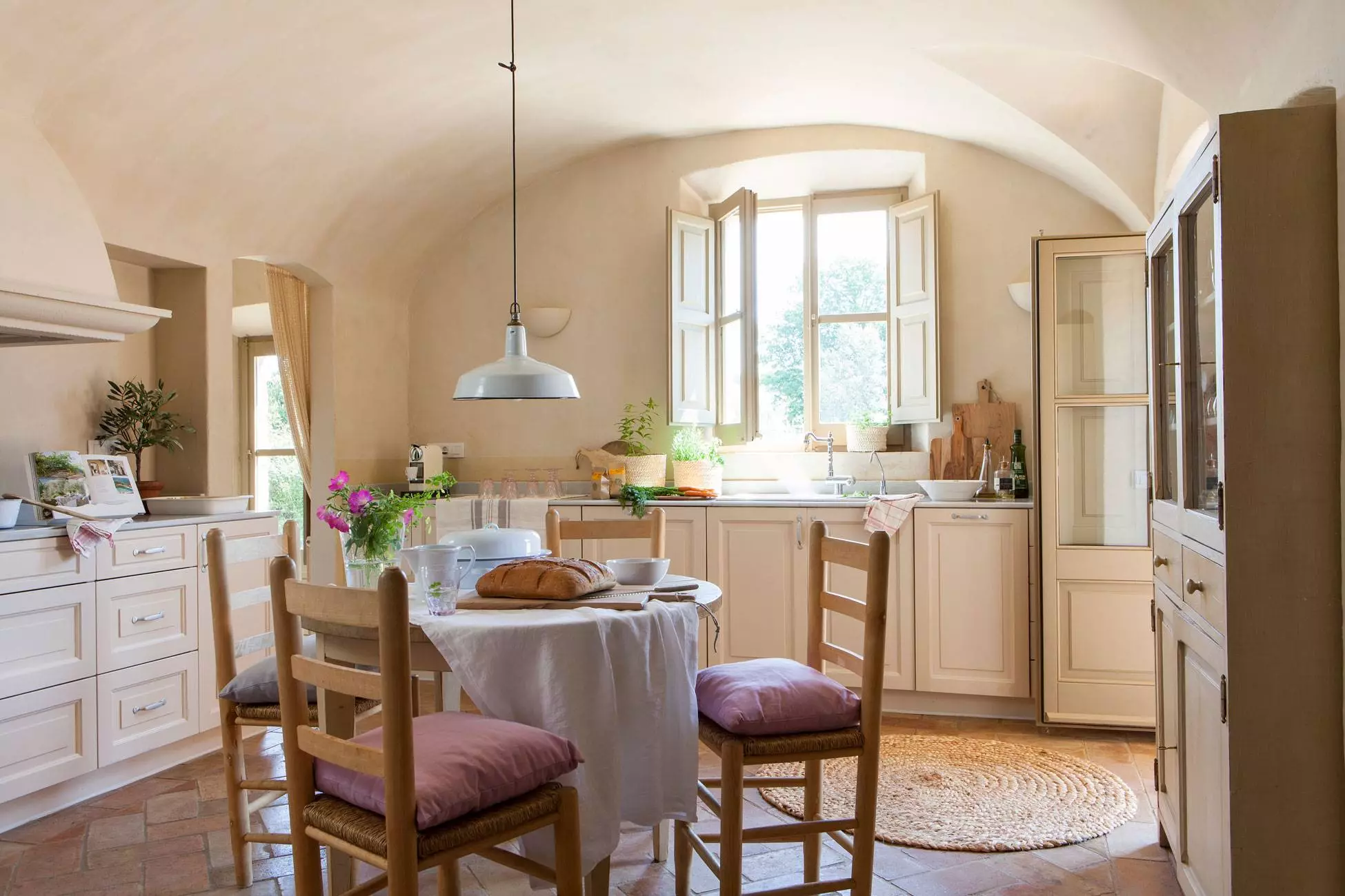 rustic-style-kitchen-with-tova-floor-and-round-table-in-the-center 433909 O