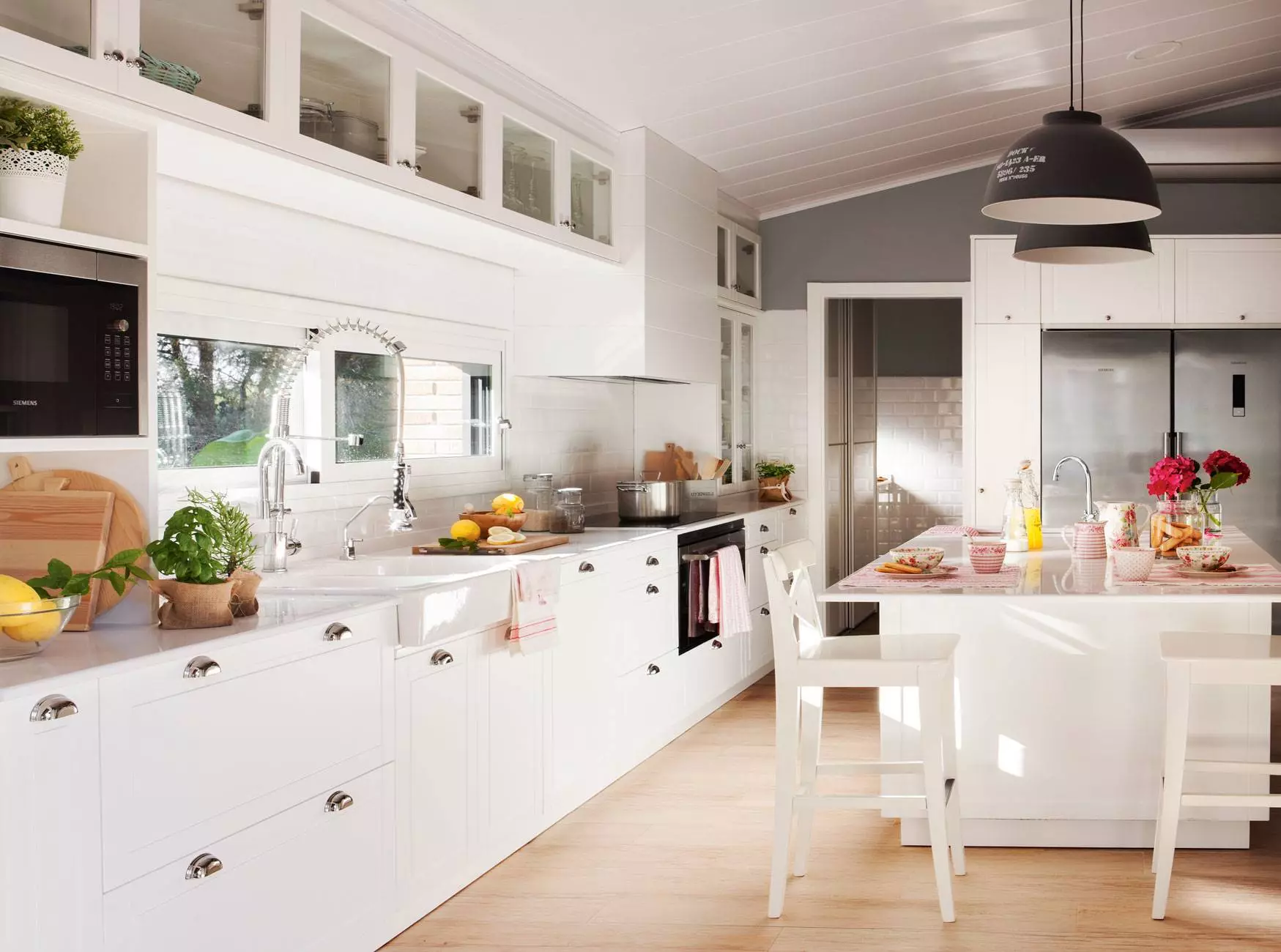 white-and-grey-kitchen-with-parquet-on-the-floor 410608