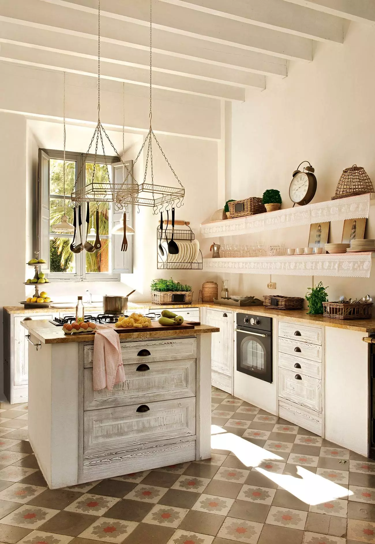 kitchen-hydraulic-floor-and-island-in-white-wood 378433