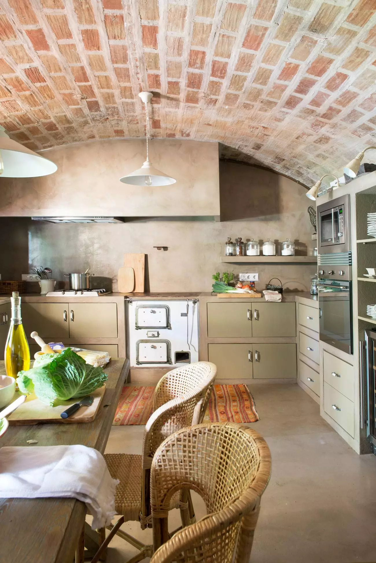 kitchen-green-furniture-and-vaulted-ceiling-exposed-work 469402 O