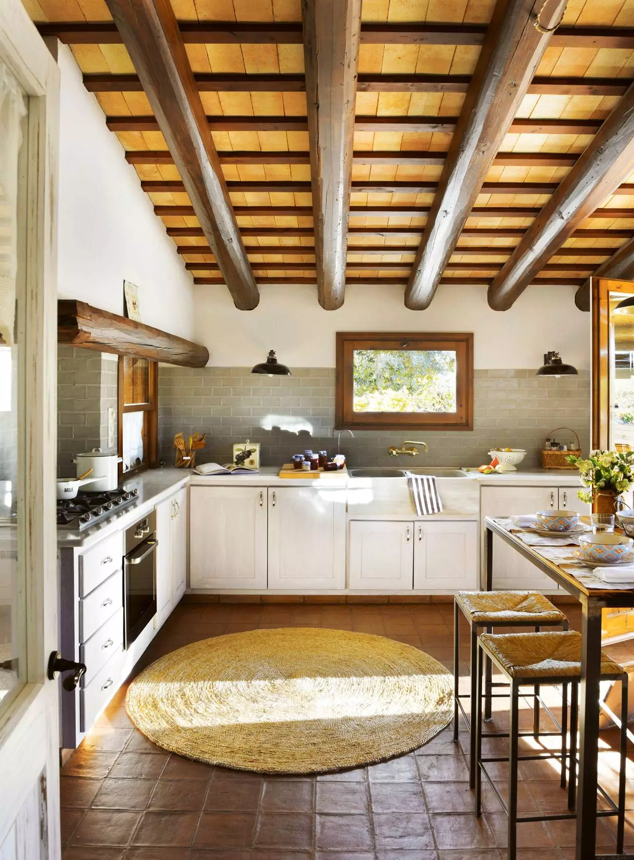 rustic-style-kitchen-nrog-tova-pem teb-thiab-cov ntaub pua plag-natural-fibers-thiab-bicolor-beam-ceiling 409296