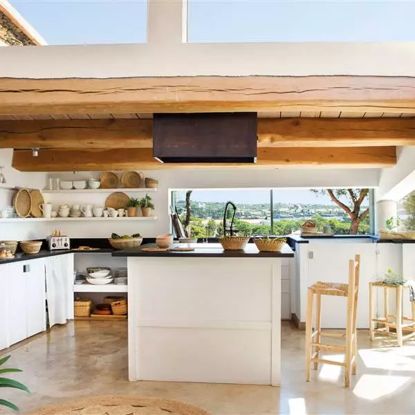 kitchen-with-wooden-beams-and-microcement-floor-in-black-and-white 486933