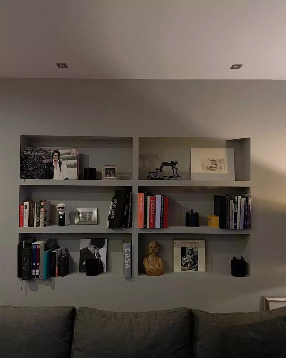 Plasterboard shelf a cikin dakin zama na De Alba Díaz, hoton Instagram